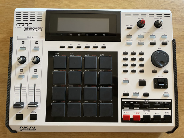 Akai MPC 2500 - Special Edition White de segunda mano por 1200 € en ...