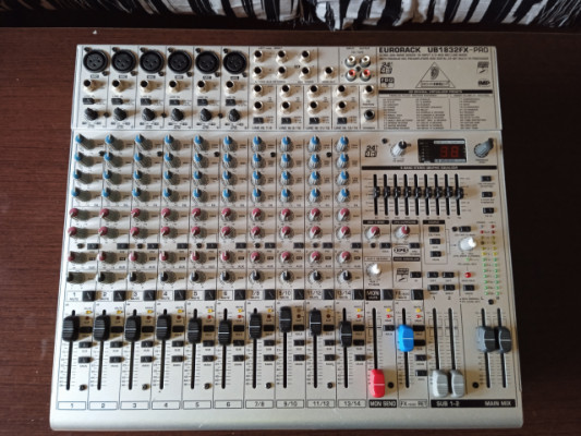 Mesa mezclas Behringer Eurorack 1832 Fx Pro de segunda mano por 170 € en Madrid | Guitarristas