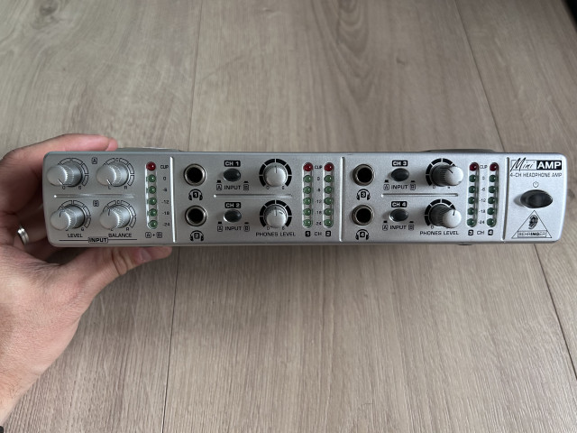 Behringer mini amp 800 de segunda mano en Bizkaia | Guitarristas