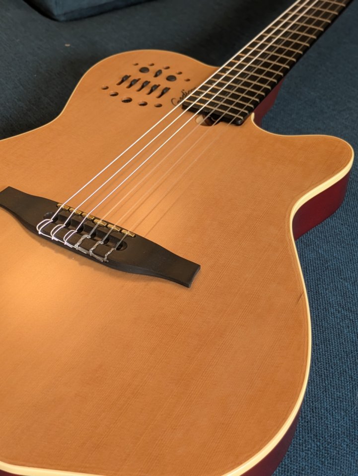 Godin Multiac ACS Ceedar de segunda mano por 1300 € en Girona